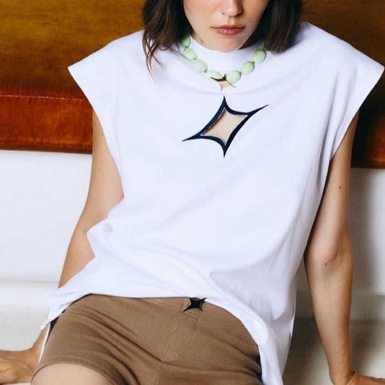 Loose-fit sleeveless top white cut out detail – futuretreasureny